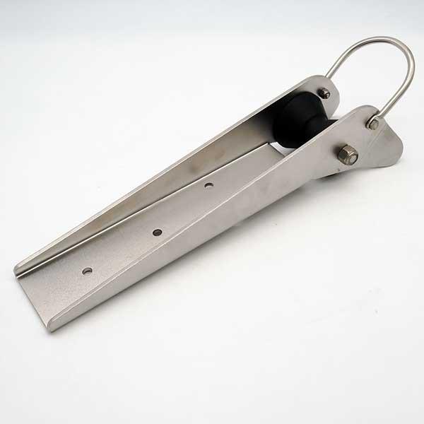 アンカー用バウローラーは、船舶の船首（バウ）に取り付けられる装置で、アンカーの上げ下ろしをスムーズに行うためのローラーシステムです。特に大型の船舶や頻繁にアンカーを使用する船において、アンカー操作の効率性と安全性を向上させる重要な装置です。...