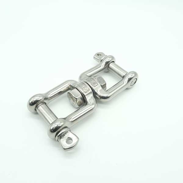 スイベル式ダブルシャックルは、主に荷物の吊り上げや固定に使用される金属製の連結具で、特にワイヤーロープやチェーンと組み合わせて使用されます。軸部分が回転できるので吊り荷の回転を許容し、チェーンやロープのねじれを防止します。船でスイベル式ダブ...