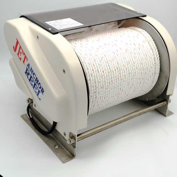 JETアンカーリールのロープ巻き取りドラムには、モーター、減速器、電磁クラッチ、および電磁ブレーキがすべて内蔵。また、電源がオフの状態でも錨が落下しないロック機能が備わっており、安全性が確保されています。トラバーサーを利用することで、ロープ...