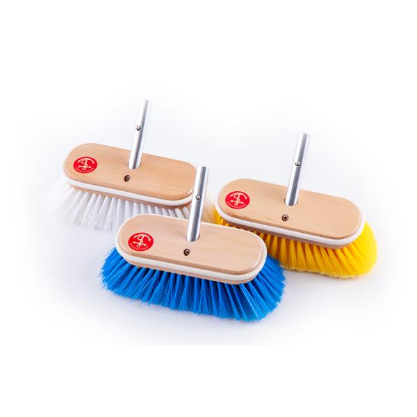 【インターコムマリン社製オリジナルのプレミアムデッキブラシ】  (10501003)ヘッドトップはウレタンフィニッシュの木製でとても美しい出来栄え。ブラシ部分はソフト(イエロー)、ミディアム(ブルー)、ハード(ホワイト)の3タイプあります。...