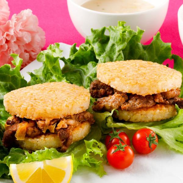 トラジのキッチンでひとつひとつ手作りする、ボリューム満点の贅沢なライスバーガー。オリジナルの味噌ダレを絡めて焼いた焼肉を、味を染み込ませたライスバンズでサンドしました。レンジで温めるだけの簡単調理。ギフトにも最適です。 贈り物としてギフトボ...