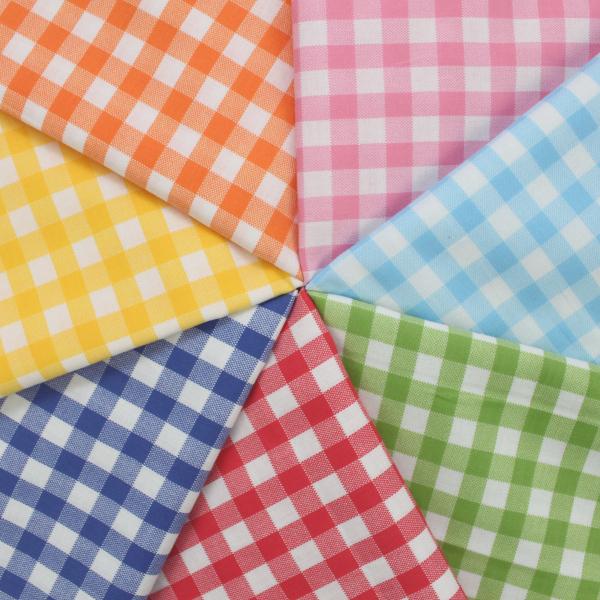 約9mm程のギンガムチェックプリント生地です。(※一番細かい目盛りが2mmの竹定規で撮影しています。)スケア（シーチング）のほどよい厚さの生地で巾着袋・小物・カーテン等の雑貨類におススメです。またとってもお買い得な価格ですので袋物の裏地にも...