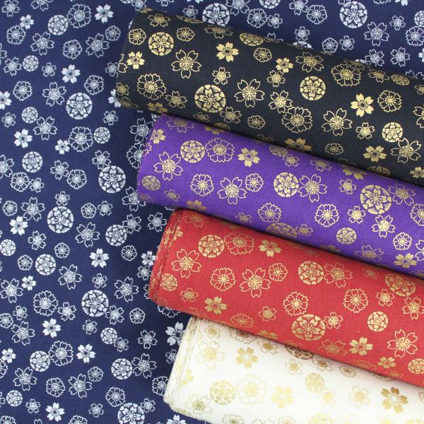 金または銀の桜がプリントされたシーチング生地です。小さめの柄のシーチング生地ですので、パッチワークや小物等様々な使用用途でお使い頂けます。【ゆうパケット・２.5ｍまで対応可能】表示価格は10cmあたりの価格です。（税込）通常、最短50cmよ...