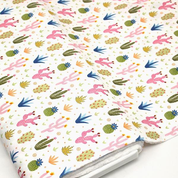 USAコットン輸入生地。おしゃれなサボテン柄デザインです。シーチング程の厚みの扱いやすい、あまり透け感のない生地です。ワンピース、シャツ等の衣料用やクッションカバーカバン等のインテリア雑貨類にもおススメです。【ゆうパケット・2.5ｍまで対応...