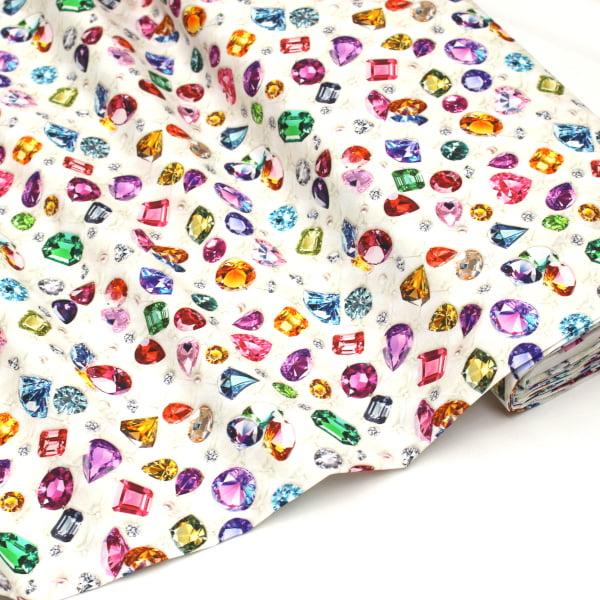 発色の良いデジタルプリントファブリックです。宝箱をひっくり返したような、ジュエルのリアルな輝きがプリントされたシーチング生地です。手触りの良いシーチング生地で、チュニック、ワンピース、ブラウスなどの服地におすすめです。インテリア用品やバッグ...