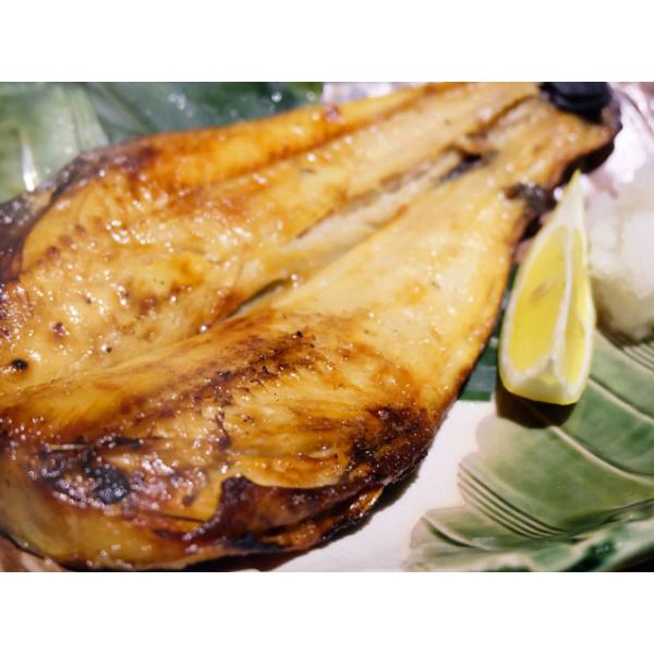 笹の葉には殺菌・除菌作用があり、安心してお召上がりいただけるように干物につけあわせてあります。出来たてを保つ為の保湿効果もあり、食の安全と美味しさを考えた逸品です。※笹の葉は、純国産の料理用を、安全な特殊加工をしていますので水洗い後、布でふ...