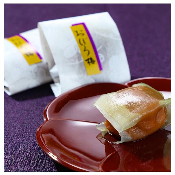 はちみつ南高梅使用！昆布の旨みと梅干しの酸味が絶妙に調和し、上品な味わいが口いっぱいに広がります。※木箱入り、包装済商品[商品名]紀の里食品　白板昆布巻おぼろ梅[原材料]梅、昆布、漬け原材料（還元水飴、蜂蜜、食塩、砂糖、醸造酢、本みりん、り...