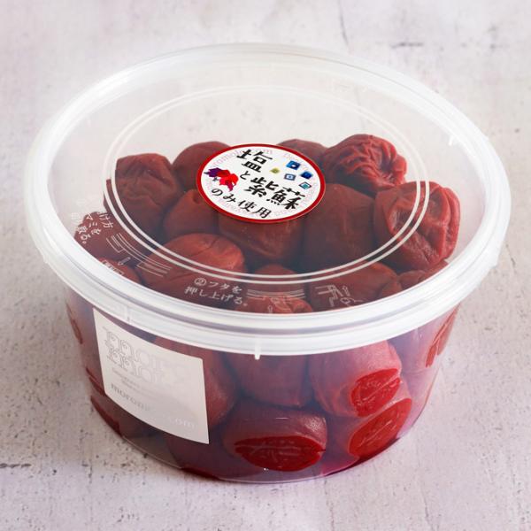 手揉みの赤紫蘇と塩のみ使用！紫蘇の香りが爽やかな真紅の梅干です。※包装不可商品です。　[原材料]梅、紫蘇、漬け原材料［食塩、紫蘇赤酢］[原料原産地名]紀州産（梅、紫蘇）[内容量]600g[塩分濃度]約18％[製造者]（株）勝股農園（和歌山県...