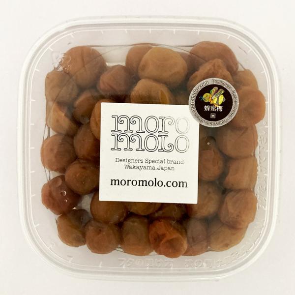 昔ながらの製法で、木皿を用いて天日干しにした紀州産小梅を使用。moro moloと勝股農園共同開発の特別な調味液で漬け込んでいるので風味も味も後味も最高です。※包装不可商品です。　[原材料]梅、漬け原材料［食塩、還元水飴、醸造酢、砂糖、蜂蜜...