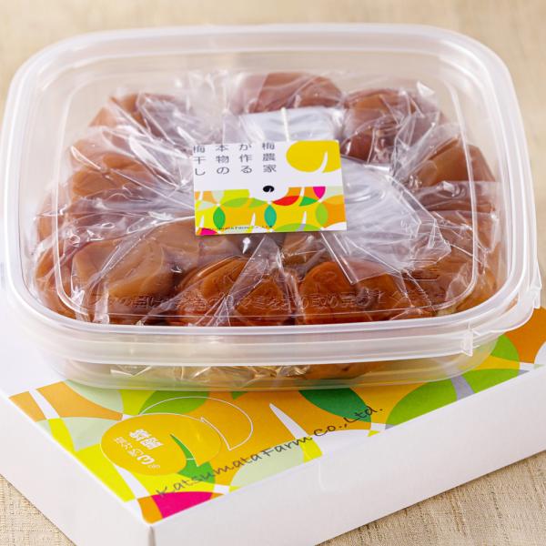 紀州南高梅使用！国産はちみつをたっぷり使用した減塩タイプのはちみつ梅です。フルーティな甘さをご賞味ください。※化粧箱入[商品名]梅農家が作る本物の梅干し 　勝股農園　紀州南高梅　減塩はちみつ梅[原材料]梅、漬け原材料［食塩、還元水飴、リンゴ...