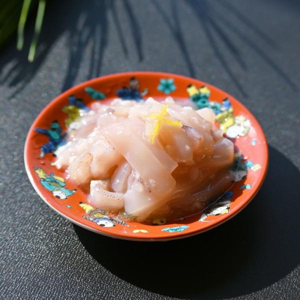 糀（こうじ）の甘みと柚子の後味さっぱりと仕上がっていますので、塩辛独特の風味が苦手な方に評判です。[商品名]いか柚子糀塩辛[内容量]330g[原材料]いか、米こうじ、食塩、米発酵調味料、こうじ調味料、糖類（砂糖混合ぶどう糖果糖液糖、ぶどう糖...