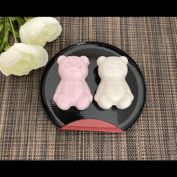 2色(ピンク・白)のパンダの形をした最中に、2種類(チョコ餡・ミルク餡)の餡が付いた、可愛らしい最中がかどやから誕生しました。餡は、個包装になっており好きな分量を最中に入れて楽しめるようになっています。お友達とシェアするもよし！家族で楽しむ...