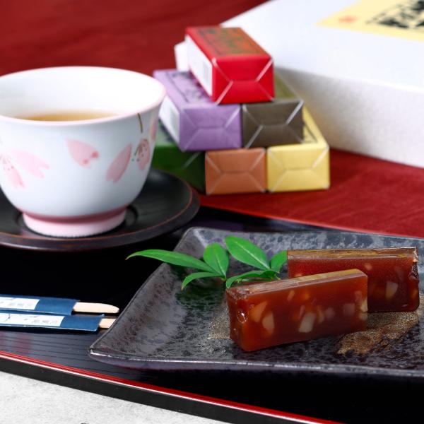 商品名一口羊羹内容量和三宝羊羹（約55g）×2本栗羊羹（約55g）×2本生姜羊羹（約55g）×2本抹茶羊羹（約55g）×2本おぐら羊羹みつ入（約55g）×2本珈琲羊羹（約55g）×2本賞味期限約3〜5ヵ月保存方法直射日光、高温多湿を避けて保...