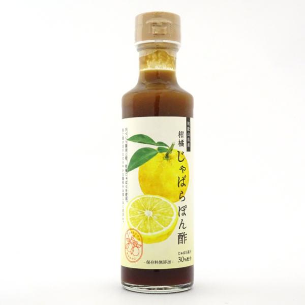 完熟じゃばら果汁30％、老舗醸造元のてづくり醤油28％、橙果汁27％を配合。和歌山県産の材料のみにこだわってつくった、贅沢なぽん酢です。酸味をまろやかに抑え、醤油ベースの豊かな甘みと柑橘の香りがふんわりと広がるやさしい味に仕上げました。●原...