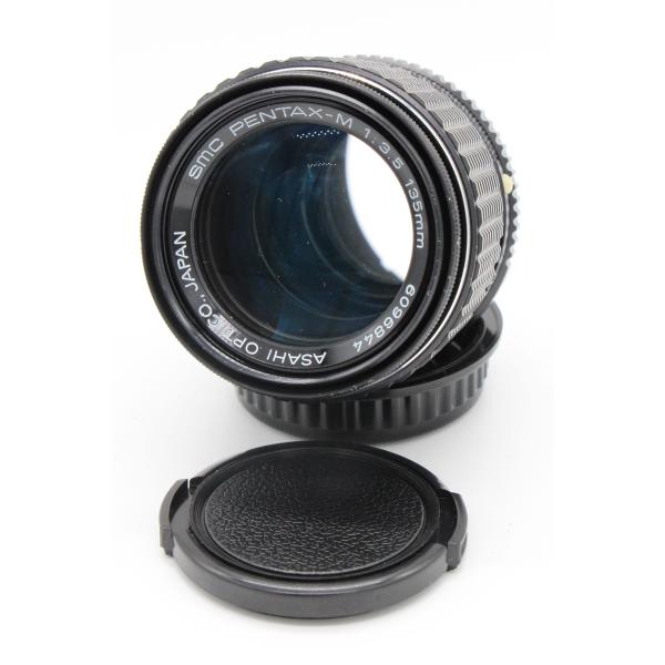 シリアルナンバー：6096844小型で軽い、135mm。レンズフードは、内蔵式でついています。【外観】・美品です。・写真をご覧ください。【機能】・絞り羽根：  動作良好です。油じみありません。・ヘリコイド：  スムースに動きます。【光学系】...