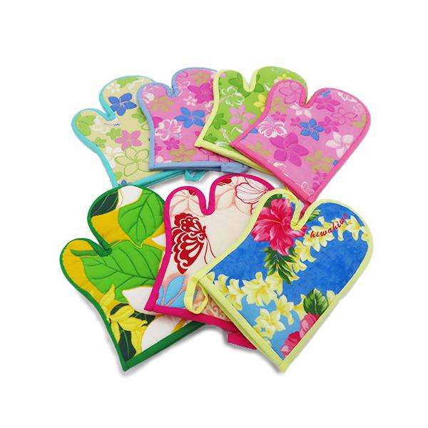 クリックポストで送料無料！ハワイアンキルト風ミトン当店売れ筋！ますますお料理が楽しくなるように７タイプ♪今回のお色柄は　A.アイボリーベース　B.ピンク1ベース　バイアスブルー　C.ライムグリーンベース　D.ピンク2ベース　バイアスピンク　...