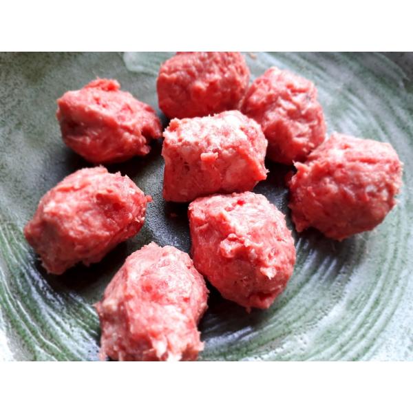 他店では手に入らない特製ミンチ。合鴨の首の骨をペースト状になるまで摺りすぶし、首肉（せせり肉）と合わせています、滋賀県長浜の有名料亭の鴨鍋で供される逸品です。配達日・配達時間は午前中・１４-１６・１６-１８・１８-２０１９-２1時からご指定...