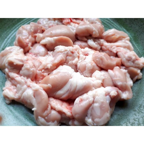 胸腺、リンパ腺の部分です。表面はとろける脂、中は歯ごたえがある食感が特徴。おたふくの呼び名は、人間がおたふく風邪を発症するとリンパ節が腫れ上がることから、そう呼ばれるようになったそうです。余分な脂はできるだけ取ってます。さえずり（食道）はつ...