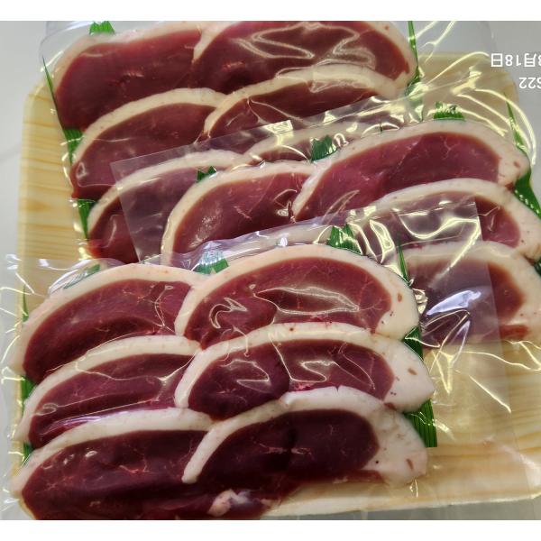 紀州和歌山県産合鴨ローススライスを150ｇの小分けにしました。生肉手切り一回急送冷凍冷凍です。（−30℃の溶液に浸けて急速冷凍しています）二段になっています。バランで仕切っています。上は６枚。下は４〜６枚になります。鴨の大きさによって変わり...
