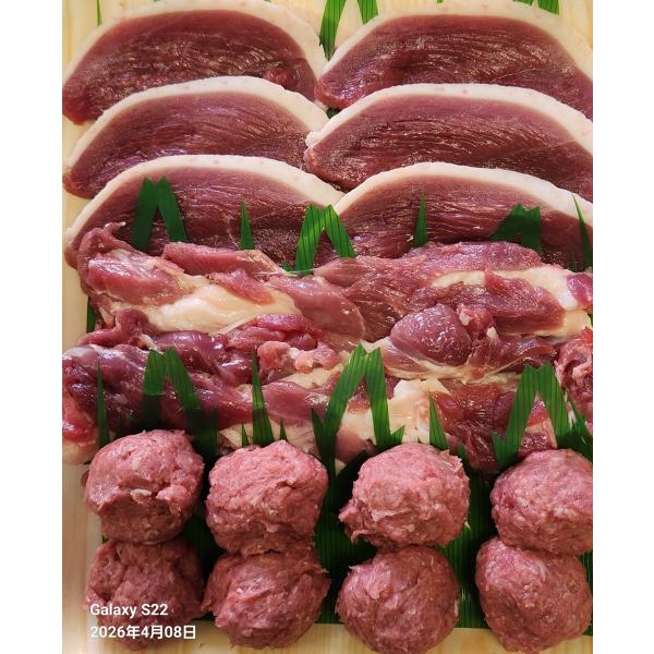 滋賀県の郷土料理「鴨すき鍋」。長浜の料亭で食べてる気分になれる合鴨肉３種盛りセットに希釈用割り下をお付けしました。面倒なくしました。(笑)ただ、日本酒のアルコールは飛んでませんので加熱して飛ばしてください。砂糖は中ザラ糖を使っています。少々...