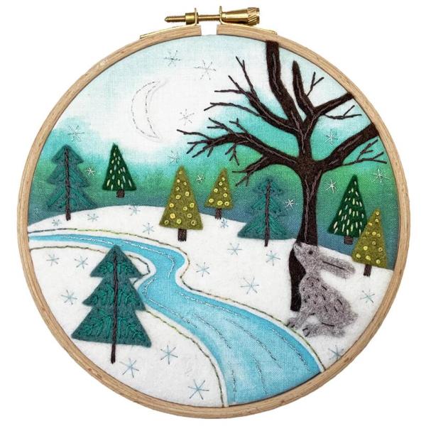 ※本商品はクロスステッチ刺繍キットではありません。ウール混のフェルトを背景デザインが印刷された布に様々なステッチを用いて刺し、完成させます。※木製フレームが付属しております。製作・飾り付けにそのまま使用できます。・出来上がり(刺繍面)サイズ...