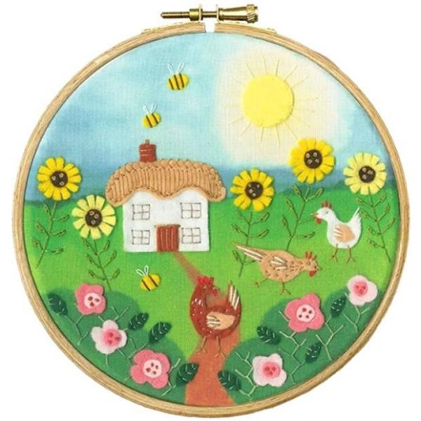 ※本商品はクロスステッチ刺繍キットではありません。ウール混のフェルトを背景デザインが印刷された布に様々なステッチを用いて刺し、完成させます。※木製フレームが付属しております。製作・飾り付けにそのまま使用できます。・出来上がり(刺繍面)サイズ...