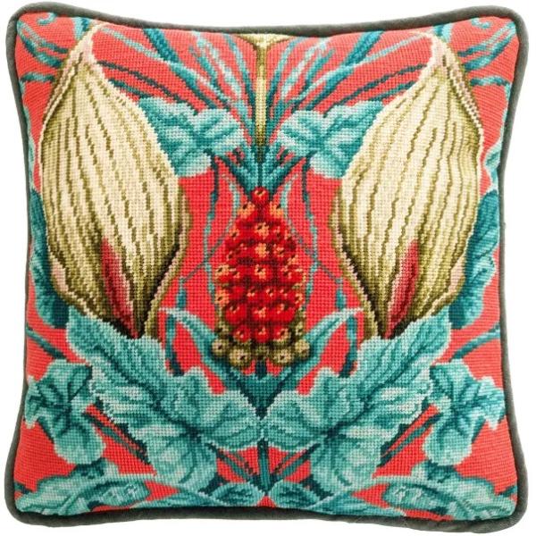 ・出来上がりサイズ：約35.5cm×約35.5cm (14インチ角)・キット内容：刺繍布(ツヴァイガルト社製)、タペストリーウール糸(アンカー製)、針、図案、説明書(英語)※本商品には、クッション中綿、裏布、ブレード(クッション周囲の飾り)...