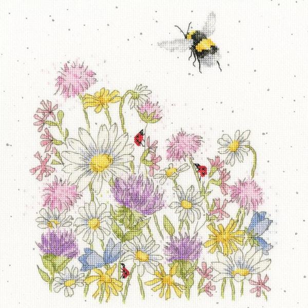 ・出来上がりサイズ：26×26cm (刺繍部分だけでなく、余白を含んだサイズになります。)・キット内容：刺繍布(ツヴァイガルト社製アイーダ/斑点印刷済み)、刺しゅう糸、針、図案、説明書(英語)、簡単な日本語説明・イギリス製 (Made in...