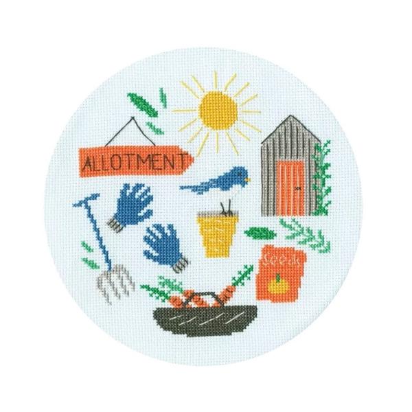 ※クロスステッチ初心者に最適！・出来上がりサイズ：直径 17.5cm・キット内容：刺繍布(ツヴァイガルト社製アイーダ、白)、刺しゅう糸、針、図案、説明書(英語)、簡単な日本語説明※写真2枚目以後に映っている木製刺しゅう枠はキットに含まれなく...