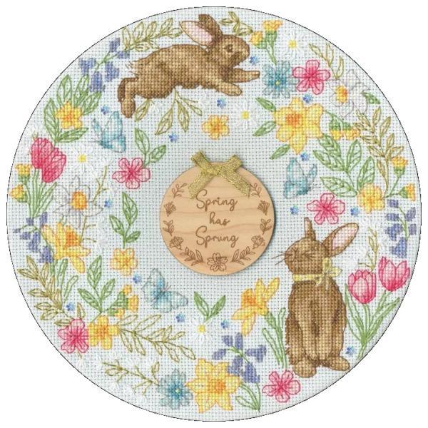 ・出来上がりサイズ：直径22cm・キット内容：刺繍布(ツヴァイガルト社製アイーダ/アイスブルー)、刺しゅう糸、ゴールドメタリック糸、飾り(リボン・スパンコール他)、木製ディスク、針、図案、説明書(英語)、簡単な日本語説明・イギリス製 (Ma...
