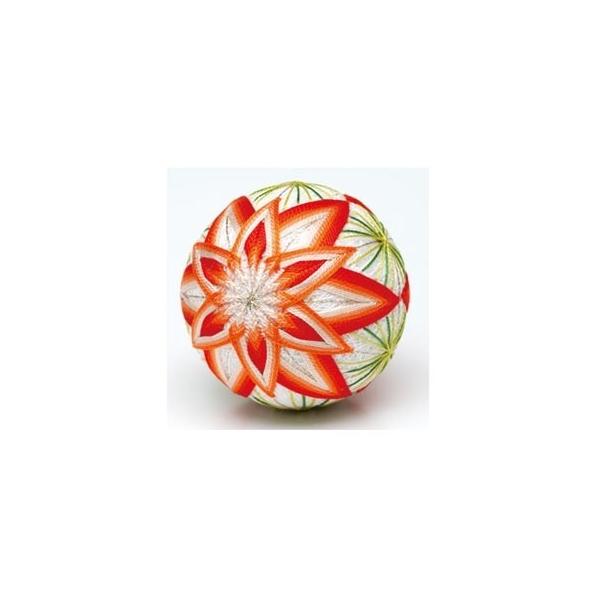 ●出来上がり寸法：直径約9cm ●キット内容：基本地割り済手まり芯、 かがり糸(オリムパス5番ししゅう糸・ラメ糸)、オリムパススウェーデンししゅう針、手まり置き台(プラスチックリング)、作り方・かがり方カラー解説書。 ●難易度：初級〜中級者向け。