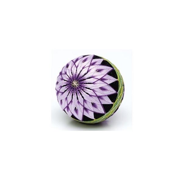 【発売日：2024年04月10日】●出来上がり寸法：直径約9cm ●キット内容：基本地割り済手まり芯、 かがり糸(オリムパス5番ししゅう糸・ラメ糸)、オリムパススウェーデンししゅう針、手まり置き台(プラスチックリング)、作り方・かがり方カラ...