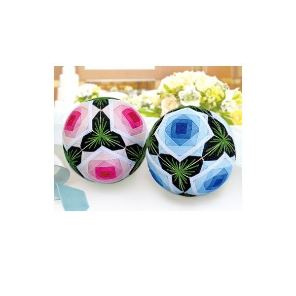 このキットは、ますかがりという技法を重ねてバラの花を描きます。糸の重なりと同系色のグラデーションが美しいデザインで結婚のお祝いにペアで飾っていただきたい手まりです。 ●監修・技術解説：倖彩てまりの会 飯盛宏子 ●出来上がり寸法：直径約9cm...
