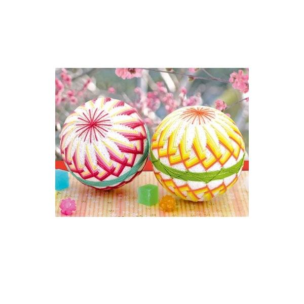 桃の節句や出産祝いなどのプレゼントにピッタリな、かわいらしい色合いの手まりです。●監修・技術解説：倖彩てまりの会 飯盛宏子●出来上がり寸法：直径約9cm●キット内容：地割り済手まり芯(2個)、糸(オリムパス5番刺しゅう糸、ラメ糸)、針(オリ...