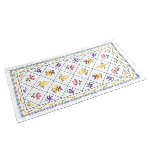 やわらかな黄色の花が可愛らしいミモザをモチーフにした、オノエ・メグミデザインの刺しゅうキットです。刺しゅうの後には、お部屋が華やぐインテリアアイテムとして飾ってお楽しみください。●キット内容：刺繍糸、刺繍布、クロスステッチ針、カラー図案付説...