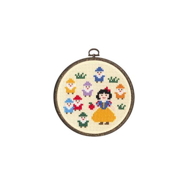 かわいい物語がししゅうキットになりました。お部屋のインテリアに最適です。・製作時間の目安：4〜5時間・キット内容：25番刺繍糸(綿100％)、刺しゅう布(No.3000布、ジャバクロス中目・ベージュ)、ししゅう針(クロス針)、おしゃれフープ...