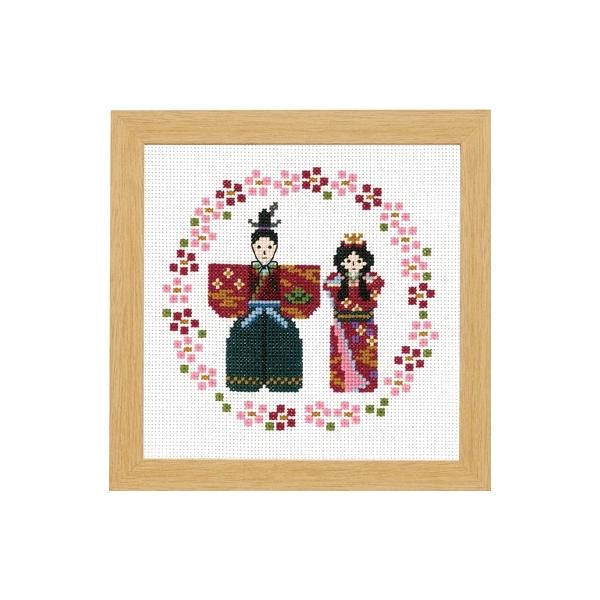 人の形の紙に穢れ(けがれ)を託して、水に流す習慣から始まった雛まつり。その人形(ひとかた)から派生して立った姿勢の【立ち雛飾り】が生まれました。 ●キット内容：25番刺しゅう糸(綿100％)、刺繍布(綿100％)、クロスステッチ針、カラー図...