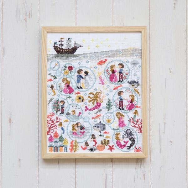 【発売日：2023年10月10日】●キット内容：25番刺繍糸(綿)、ししゅう布(綿)、クロスステッチ針、カラー図案付説明書●難易度：A(上級者向)●製作時間の目安：30時間以上●デザイン：Nitka●出来上がり(額内径)サイズ:約29.5×...