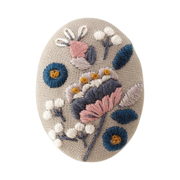 ご注意：本商品はクロスステッチ刺繍キットではなく、フランス刺繍になります・キット内容：25番刺繍糸(綿100％)、刺しゅう布 No.6500布(エミークロス/綿100％/サンドベージュ)、裏布、くるみ板、厚紙、ブローチピン、フランスししゅう...