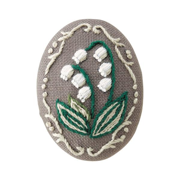 ご注意：本商品はクロスステッチ刺繍キットではなく、フランス刺繍になります・キット内容：25番刺繍糸(綿100％)、刺しゅう布 No.6500布(エミークロス/綿100％/モーブグレー)、裏布、くるみ板、厚紙、ブローチピン、フランスししゅう針...