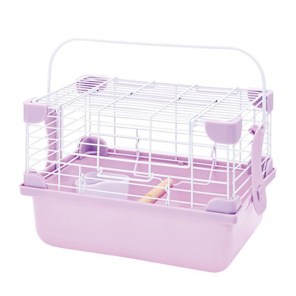 手乗りセキセイ、文鳥などの小鳥、ハムスターなどの小動物にぴったり！出し入れしやすい大きな入り口に床材がたくさん敷ける深めのトレイで便利です。固定できる食器、小鳥用とまり木付き。本体サイズ(mm)約W240×D172×H162