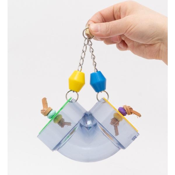 小鳥たちの安全を考えて作られた手作りおもちゃ金属はすべてステンレス製のため、かじったり舐めたりしても安全ですモモイロインコやコバタン、ヨウムなどにおすすめ！留守番中でも楽しく食事！かんたんフォージングカップ本体サイズ　高さ約16cm×幅約1...