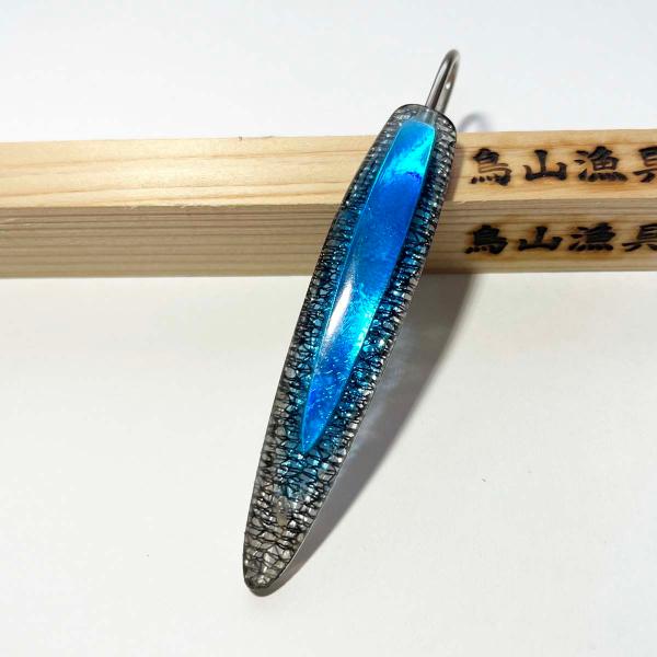 弓角ルアー本体長さ：約9〜9.5ｃｍ針含む長さ：約11.5〜12ｃｍ色：オーロラ3D ブルー 裏 メッシュ数量：1個※数mmの誤差はご了承ください。■鳥山漁具商標登録済み商品です。挟み込んであるオーロラシートの輝きが魚達を魅了します。サワラ...