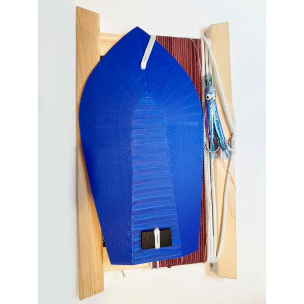 カツオ専用の仕掛けセットです。★海上での試し曳き調整完了済みの商品です。木枠、ロープ 、潜航板青 1個、青タンヘッドカツオルアー 1個 ※画像はイメージです。潜航板サイズ：縦26.5cm、横14.5cm潜航板素材：バイオプラスチック製■鳥山...