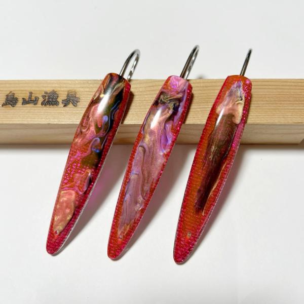 弓角ルアー本体長さ：約9〜9.5cm針含む長さ：約11.5〜12cm※数mmの誤差はご了承ください。色：表面蛍光ピンクブラック入り流れ模様 裏 メッシュ数量：3個※模様は1本ずつ違う為、流れる模様はお任せになります。■鳥山漁具商標登録済み商...