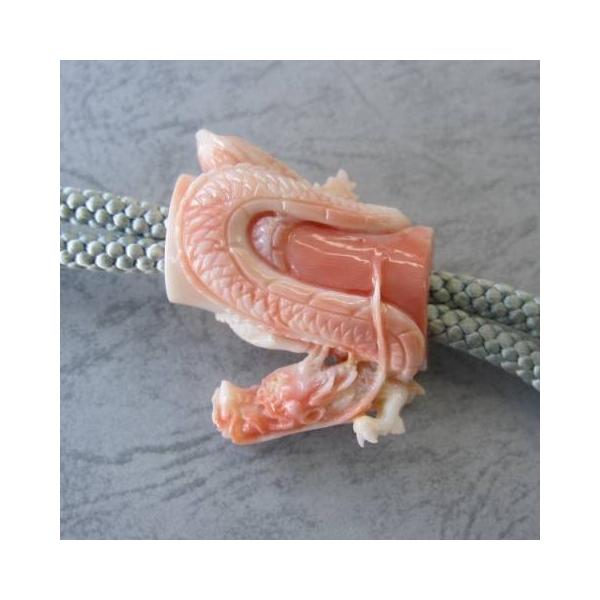 風水でも、縁起の良いとされる龍。細かく丁寧に彫られた龍の表情も良く豪華に仕上がっています。勝利（昇鯉(しょうり)の意味を持ち、商売繁盛・金運 招福など風水としても大変縁起物の開運アイテム。持っているだけでご利益がありそうです。桃珊瑚大きさ：...