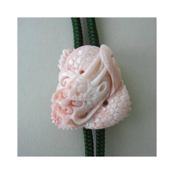 風水でも、縁起の良いとされる龍。細かく丁寧に彫られた龍の表情も良く豪華に仕上がっています。勝利（昇鯉(しょうり)の意味を持ち、商売繁盛・金運 招福など風水としても大変縁起物の開運アイテム。持っているだけでご利益がありそうです。18金裏張り金...