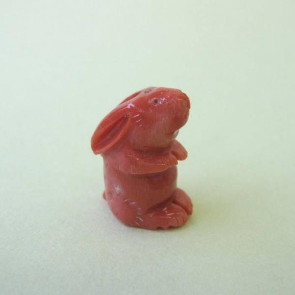 珊瑚職人手彫りのうさぎの置物です。ちょこんと立っている姿がとってもかわいいうさぎさん。ウサギは繁殖能力が高い動物で、子孫繁栄を願って縁起物として扱われてきました。運気アップの象徴としても人気です。御守として身に着けたり、玄関や床の間などに飾...