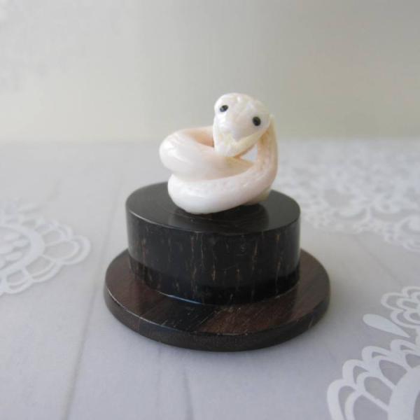 ほんのりピンクがかったミッド珊瑚で作られた大変珍しい蛇の置物です。強い生命力がある縁起の良い動物のへびは幸運の象徴とされています。職人手彫りの精巧で重厚感のある蛇です。2025年の干支は「巳」。玄関やリビングに飾って良い運気を招き入れて頂け...