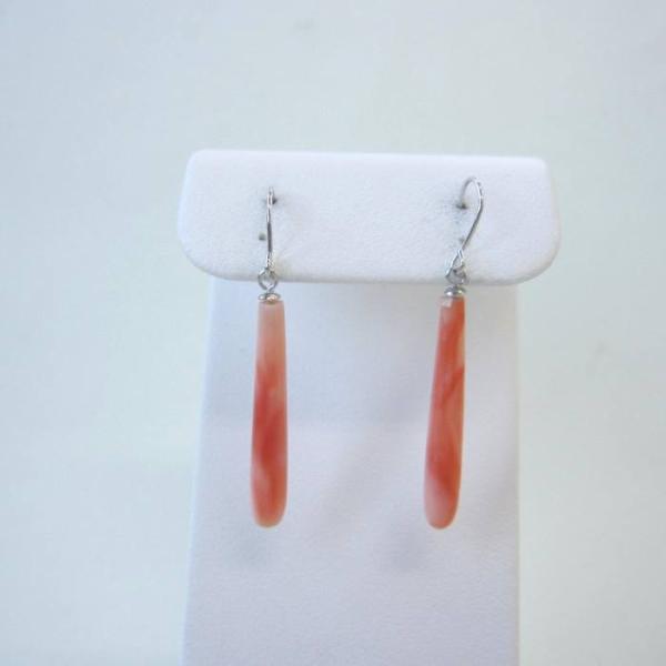 繊細な色合いと上品なドロップ型の珊瑚が揺れる、可愛いアクセサリーです。3月の誕生石である珊瑚は、特別な日の贈り物や記念日のお祝いに最適。結婚35周年の珊瑚婚を祝うアイテムとしてもぴったりです。還暦や誕生日、厄除けやお守りとしても喜ばれること...